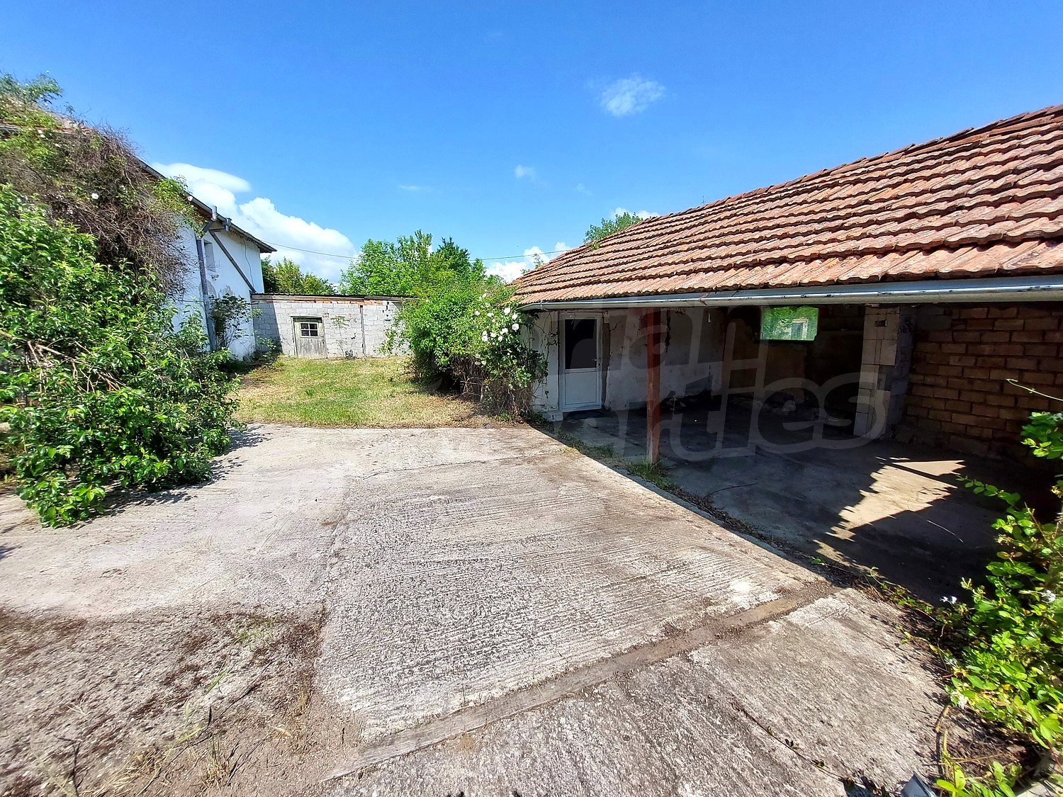 House for sale in Sinapovo, Bulgaria. A large house in the village of ...