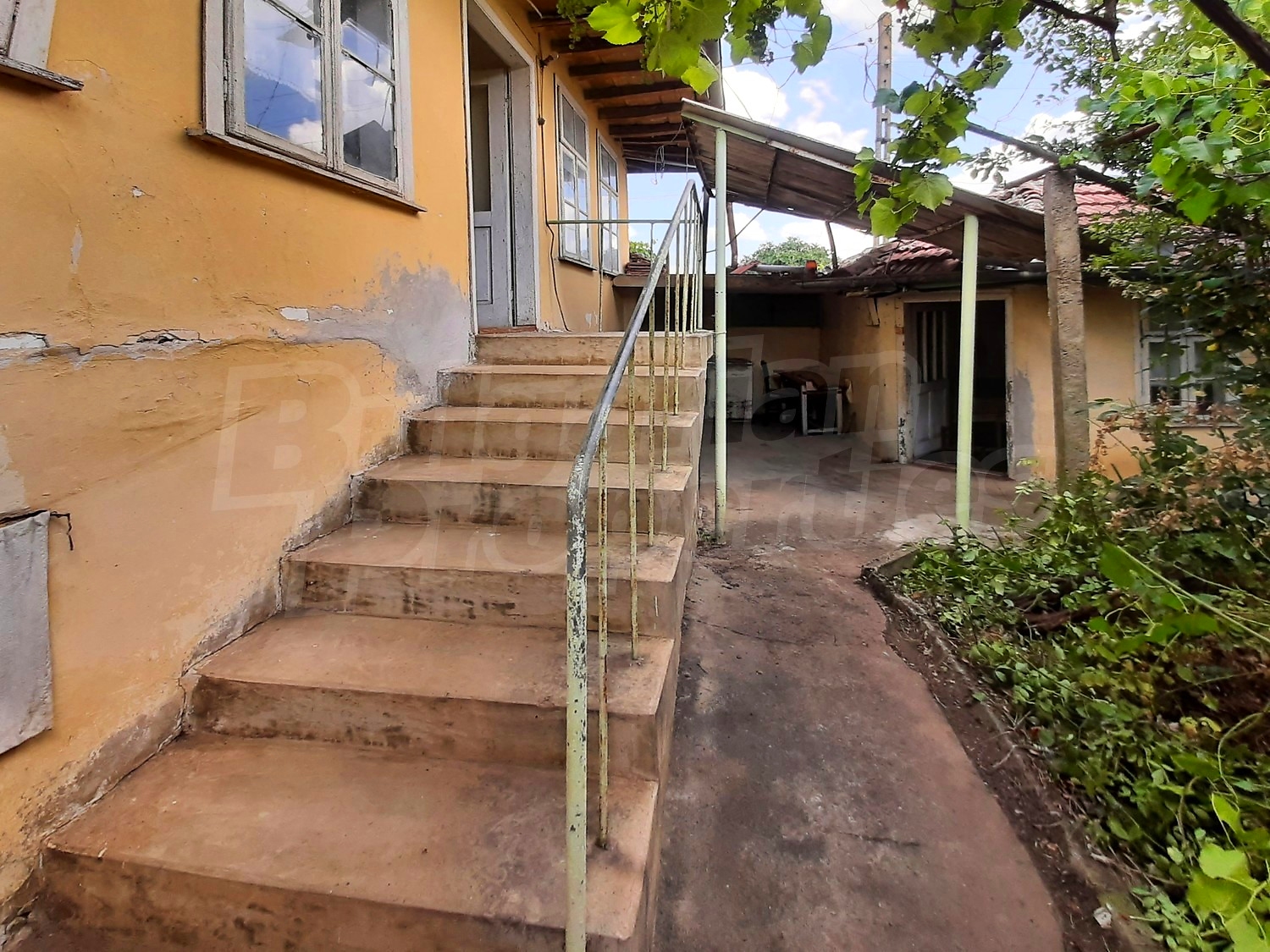 House for sale in Suhindol, Bulgaria. One-story house with potential in ...